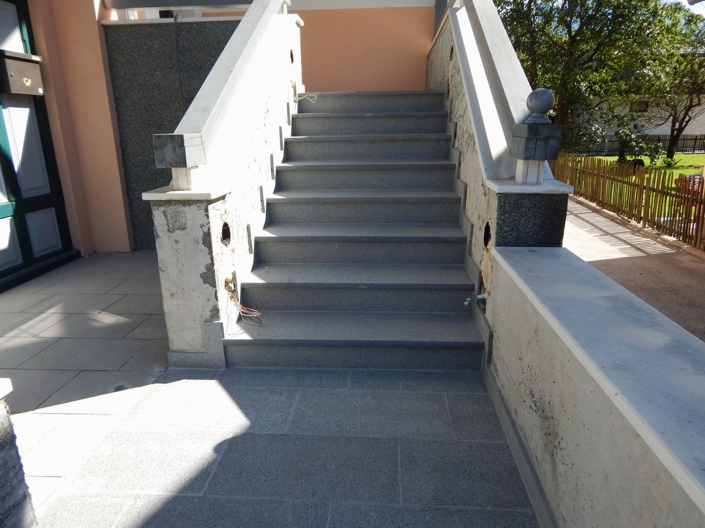 Granitne Stopnice: Zunanje ali Notranje Granitne Stopnice po meri ...